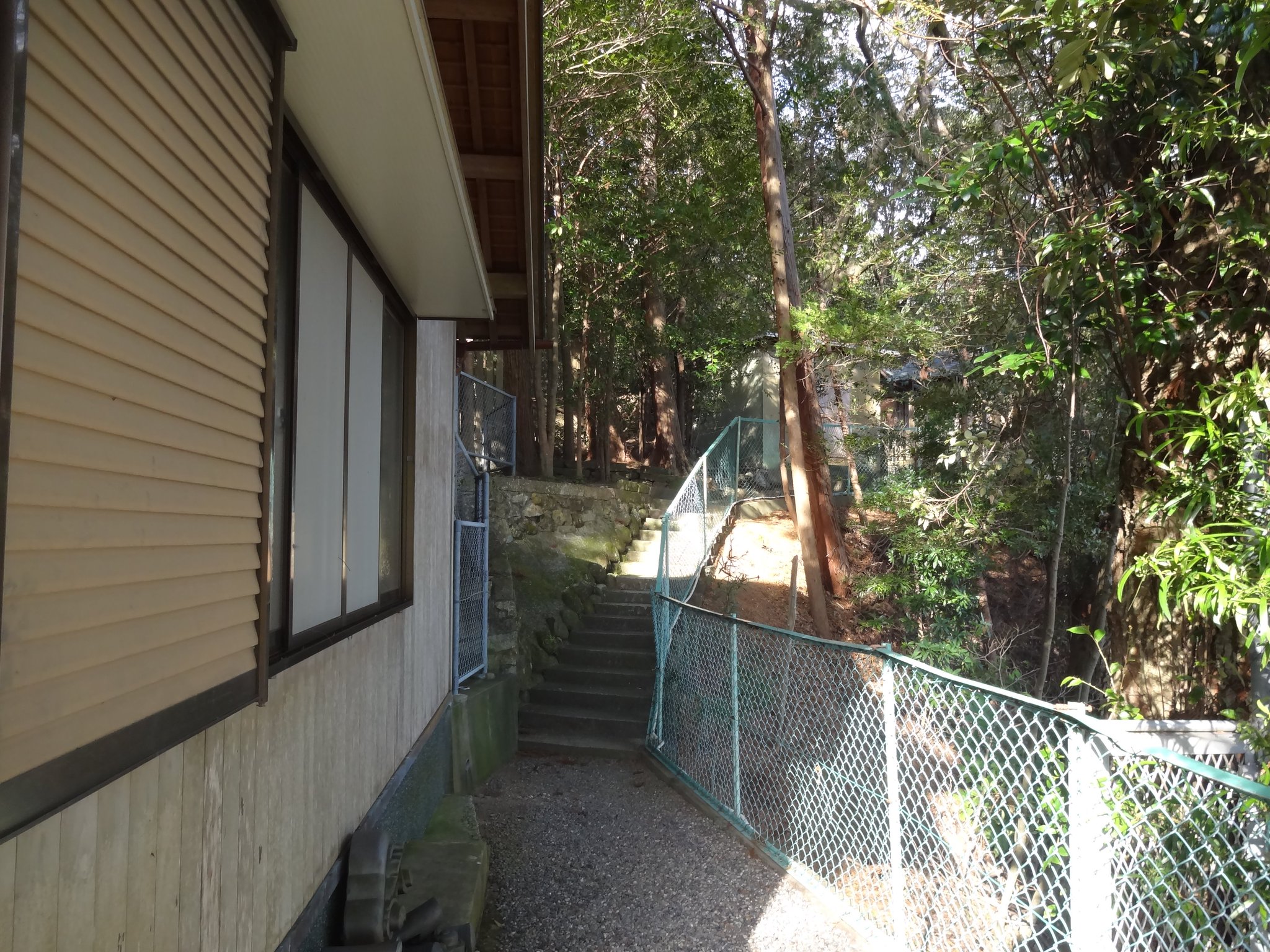 Ruby & Emmeline on Twitter: "1/4 13:53 八幡神社（尾鷲市） その3 拝殿の横に道があるので、ちょっと行ってみました。この摂社は何かな？何も書いてないので ...