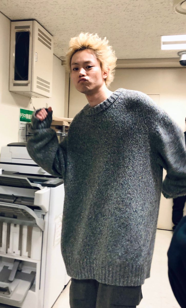 菅田将暉の私服 首元と袖口にリブがついたグレーのオーバー 菅田将暉の私服 首元と袖口にリブがついたグレーのオーバー