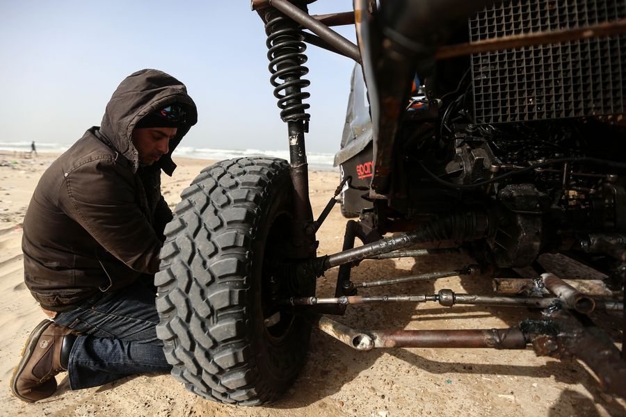 Mohammed al-Dabba, from Gaza city, builds his own off-road dune buggy ...
