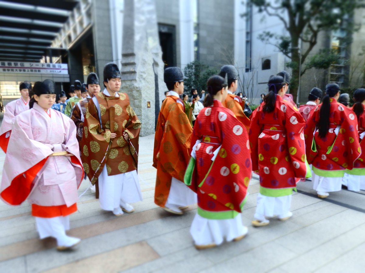 國學院大學の成人式、「成人加冠式」がめっちゃ艶やかで神秘的と話題に (冠婚葬祭の≪冠≫は成人式を意味するそうですよ) Togetter