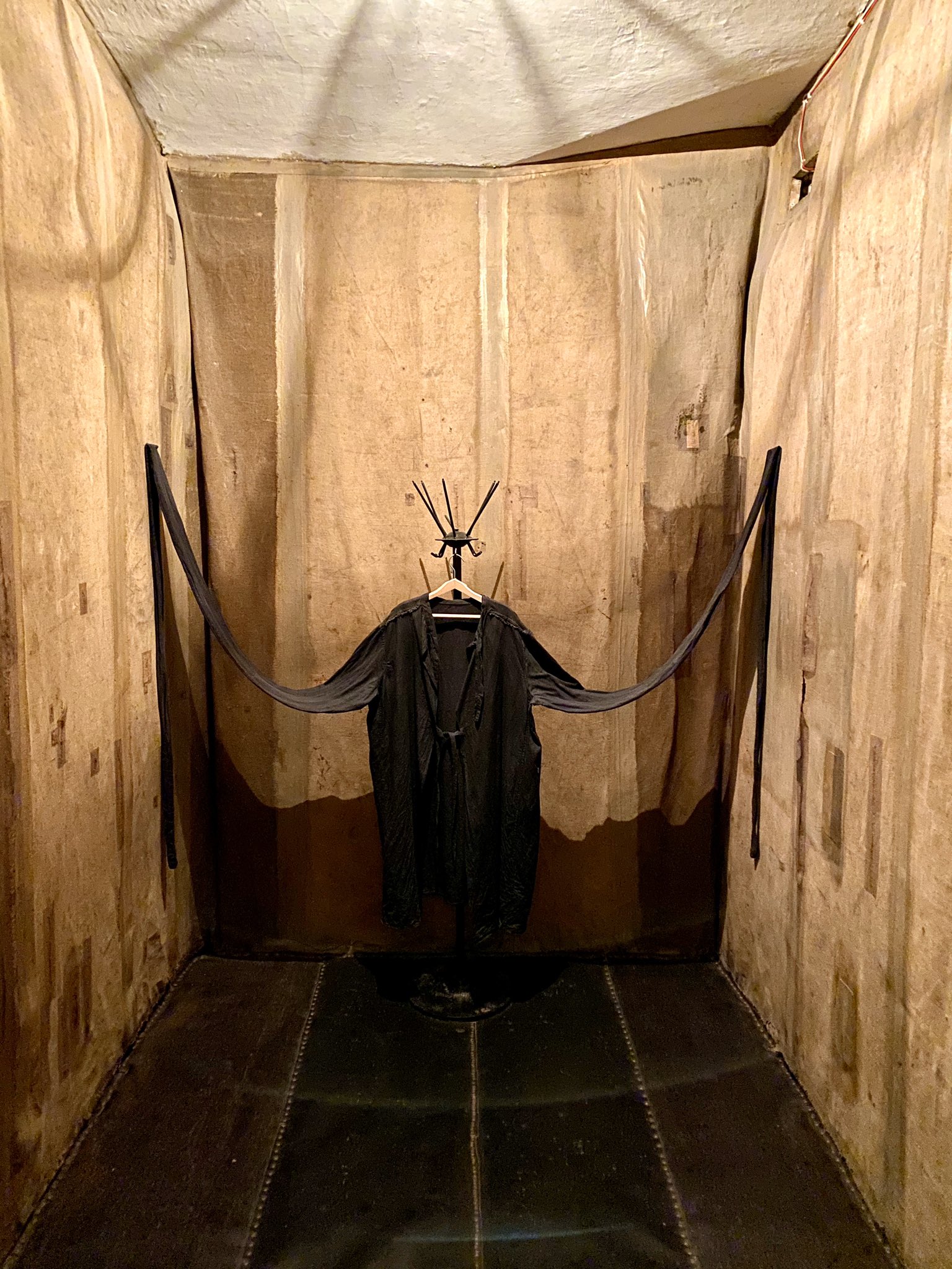 Romain Miot on Twitter: "Au sous-sol on peut y visiter les cellules et les salles utilisées pour ...