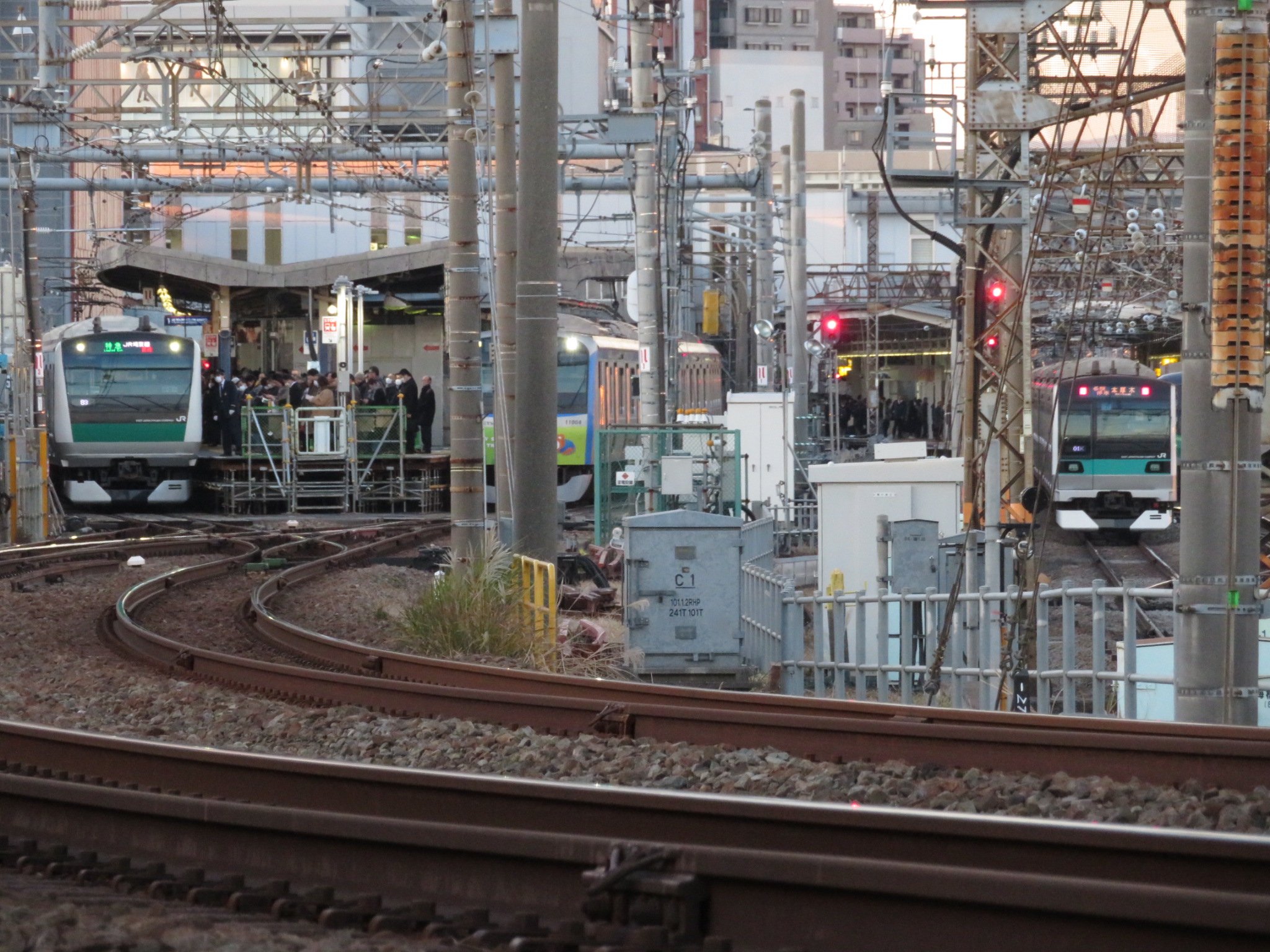 延回5えのしまB on Twitter: "JR東日本E233系2000番台と7000番台の並びを乗り入れ先の小田急と相鉄の海老名駅で・・・を明るい時間に撮るのはこれが限界かもしれません ...