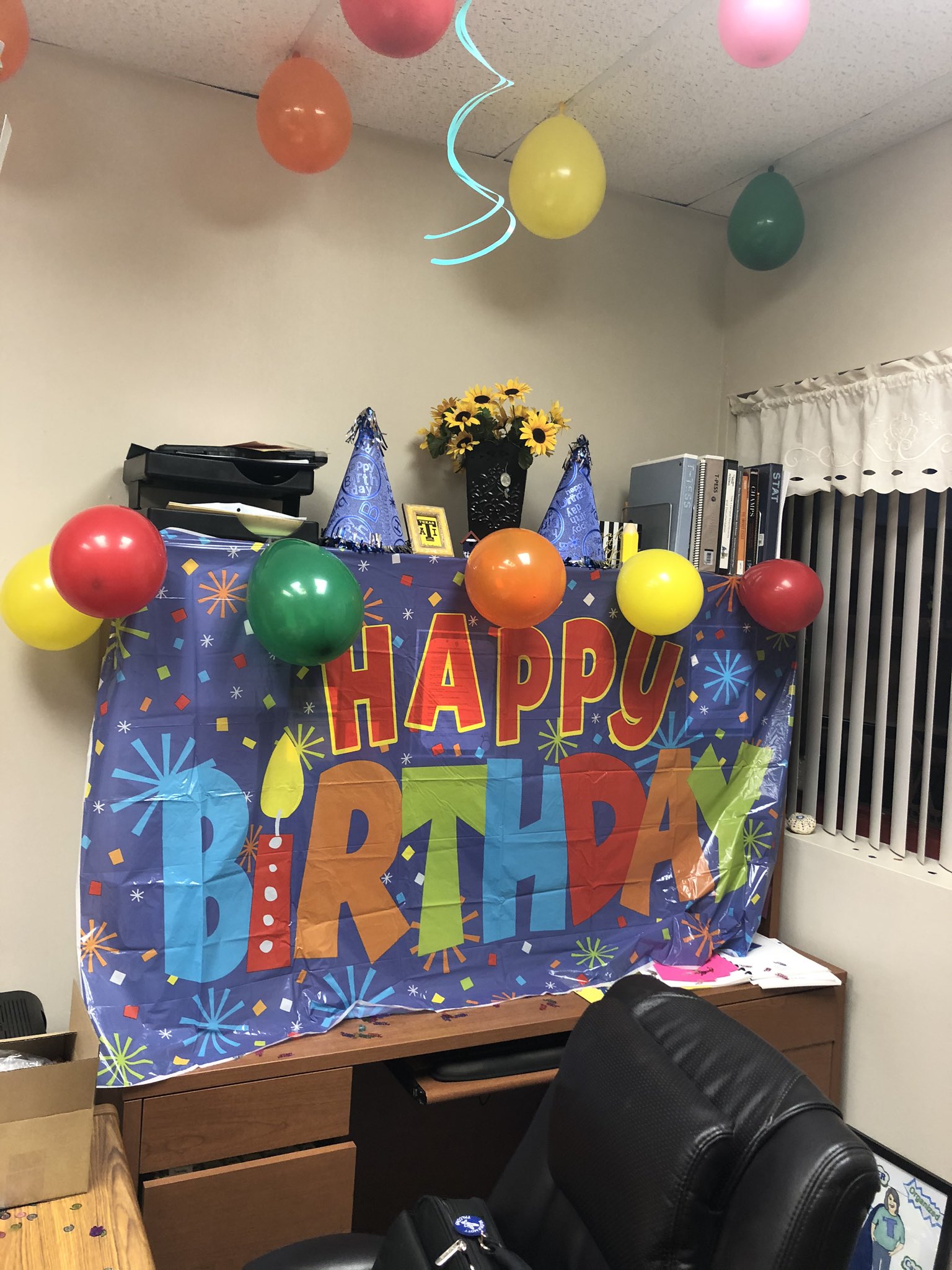 10+ office birthday desk decorations to Celebrate Your Colleagues in Style