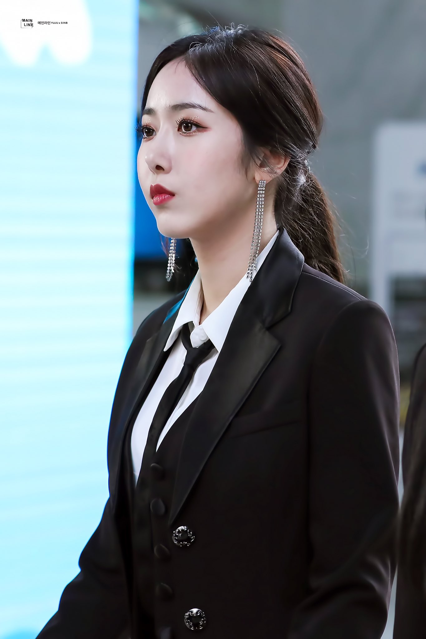 LOOK LOCK on Twitter: "190130 SINB © MAINLINE // B603 #여자친구 #신비 @GFRDofficial https://t.co ...