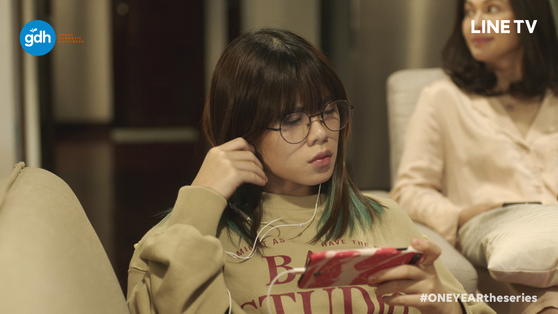 LINE TV on Twitter: "#ไพลินลูกแม่มุก เห็นทำนิ่งๆ แต่จริงๆ ก็แอบช่วยลุงตั้มอยู่นะ ซีนก่อน ลุงตั้ม ...