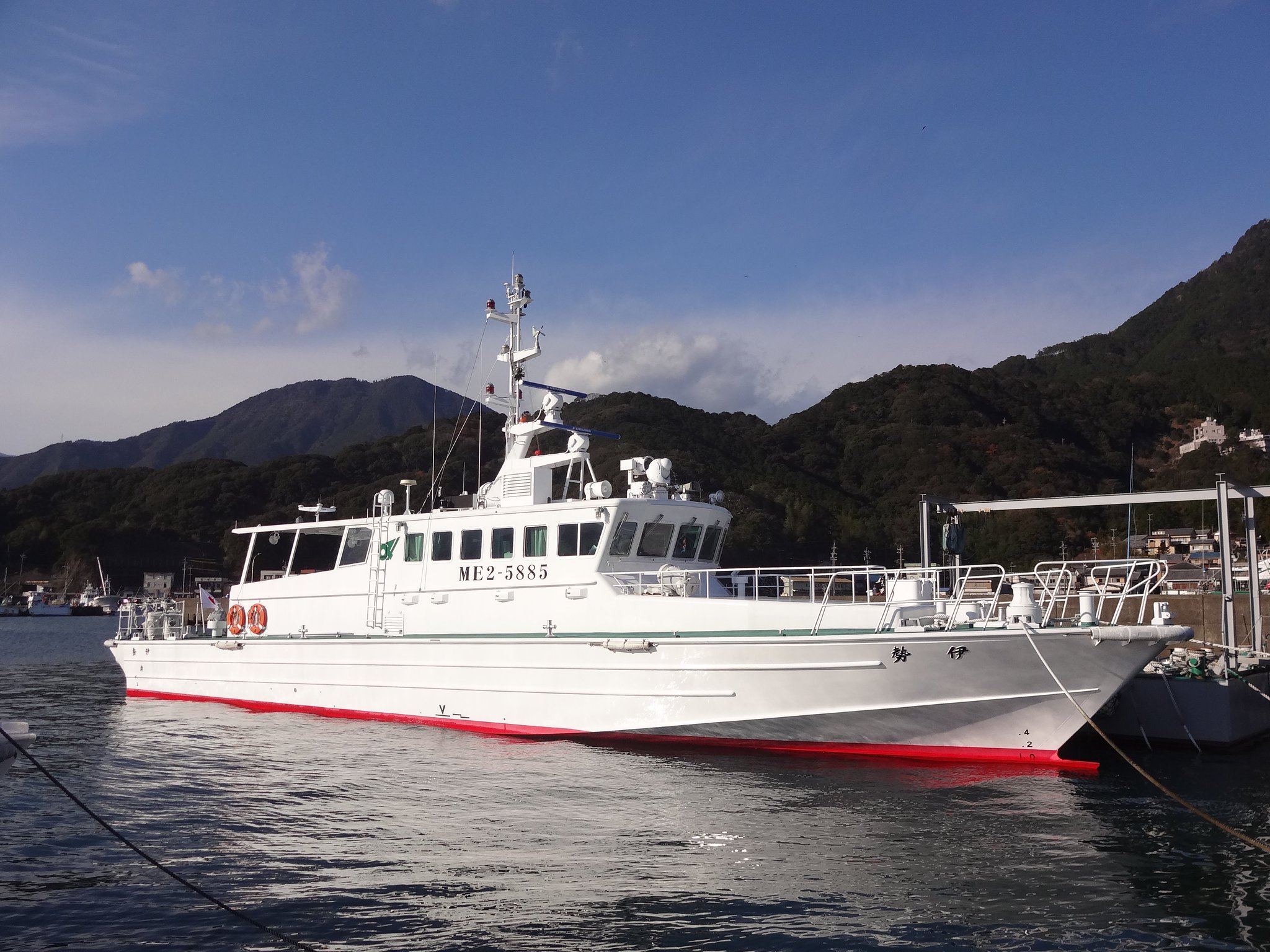 Ruby & Emmeline on Twitter: "14:27 漁業取締船「伊勢」 天満浦の係船岩壁に戻ってきました。これは三重県の漁業取締船で、ウォータージェット推進だそうです ...