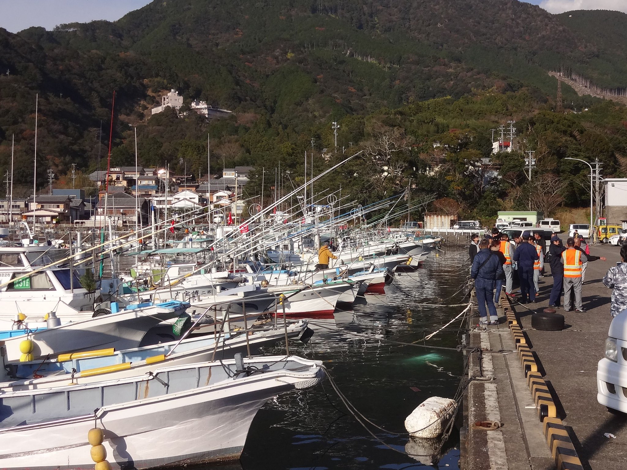 Ruby & Emmeline on Twitter: "14:28 天満浦・係船岸壁（尾鷲市） 事件現場に戻ってきました。やはり車のようです。岩壁のすぐ側なので投棄されたのでしょう。クレーン ...