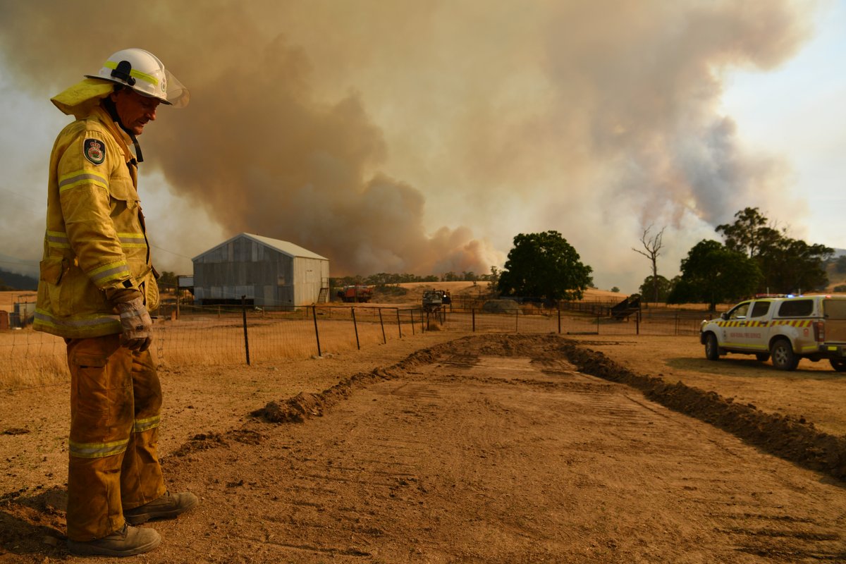 The people of the fire ravaged town of Kurrajong have made signs to ...