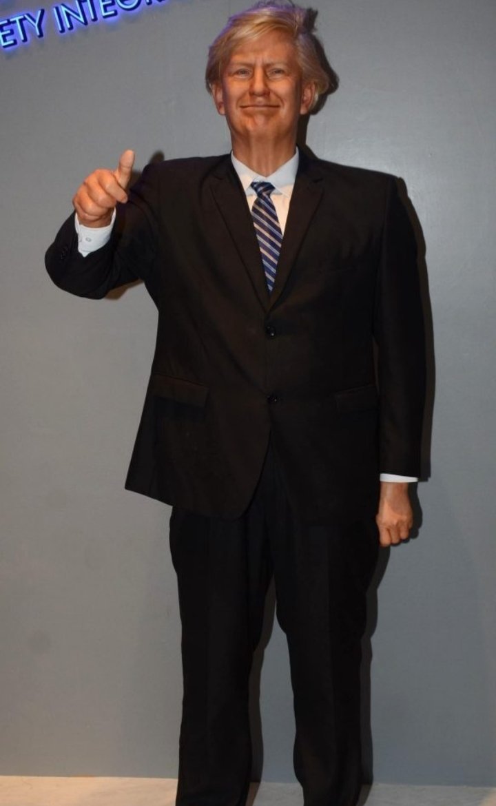 Celebrities With Small Hands