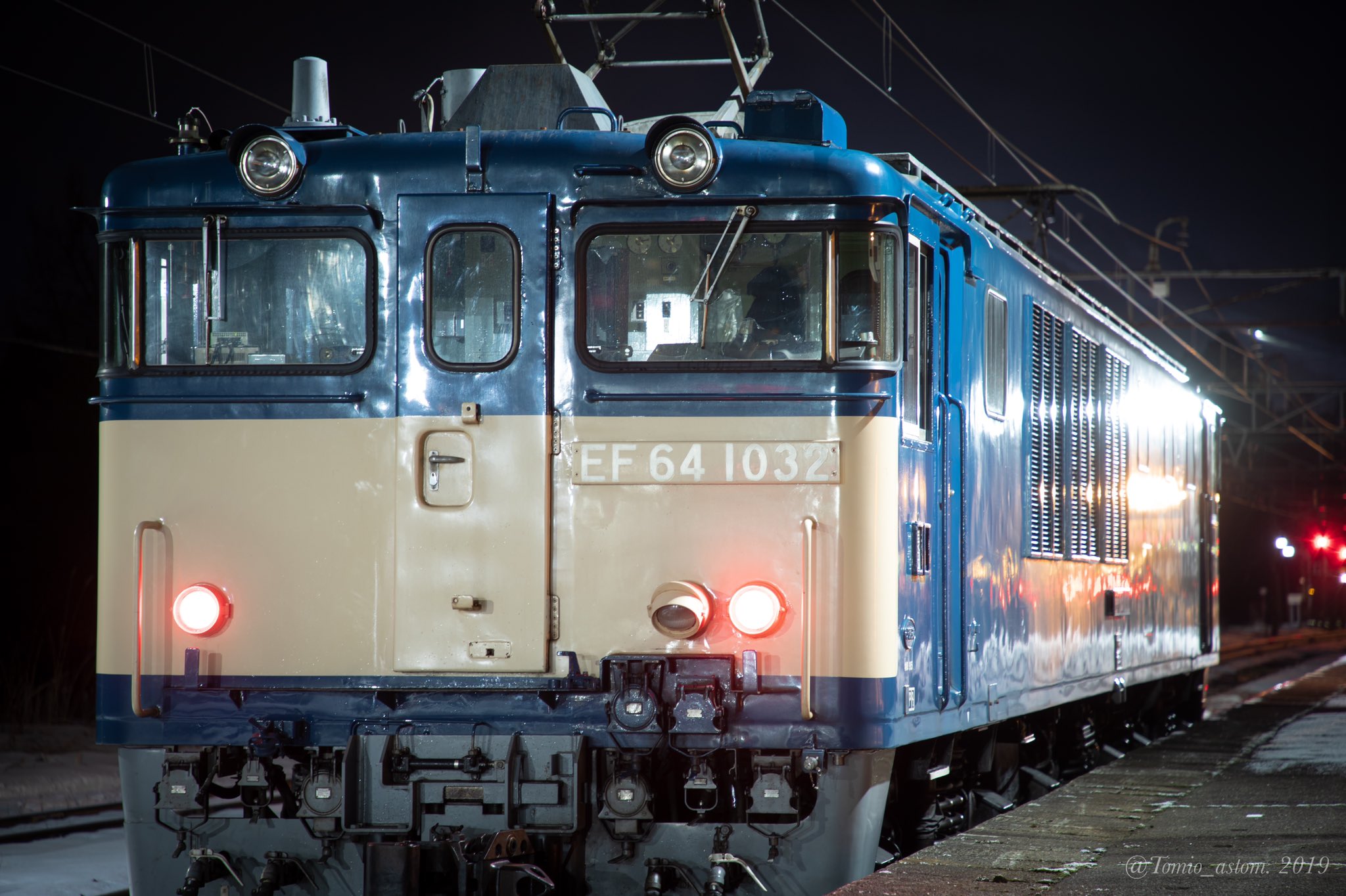 とみお on Twitter: "国境の麓、越後中里 暗闇から明朝へ かつての国境の山男が、唸りを鎮め、静かに夜明けを待つ 1/19 単8761レ EF64-1032 上越カッター https ...