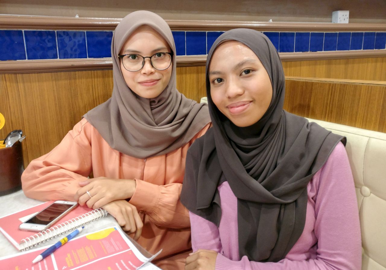 Qis Studio on Twitter: "Harini Qis nak share sikit gambar dengan client kita, owner brand Tudung ...