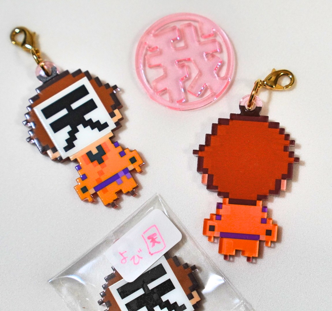 HASSY on Twitter: "届いた！！！！ お試しで天の声氏ドット絵アクキー。yousei印刷さん(@yousei_info)にお願いしましたー データ盛大に一ヶ所ミスった🤤 フチ ...