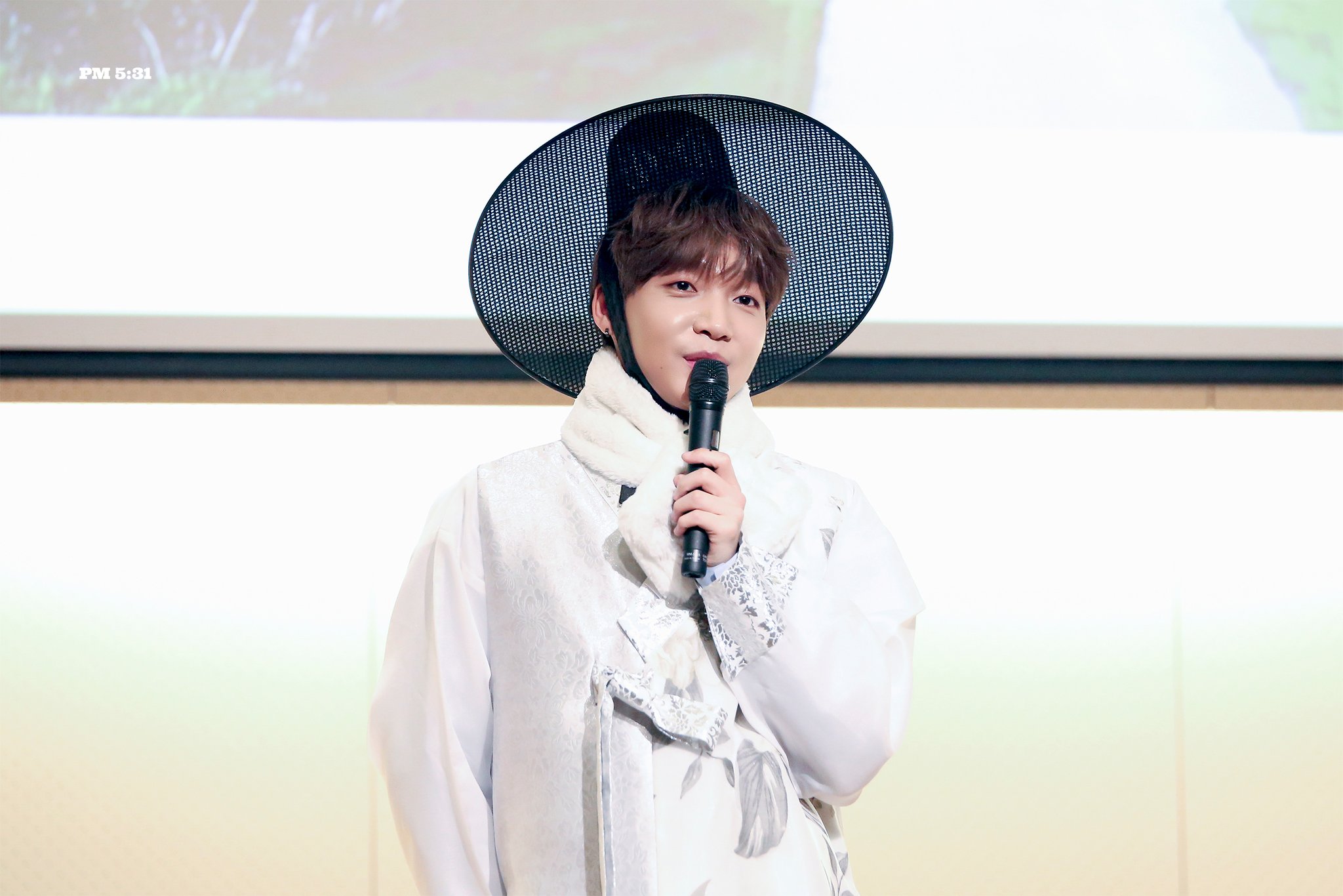 𝐏𝐌 𝟓:𝟑𝟏 on Twitter: "스타쉽 언니 세운이 🆕️ 한복사진 주세요 ㅠㅠ #정세운 #JEONGSEWOON https://t.co/kYFnhPkHtU" / Twitter