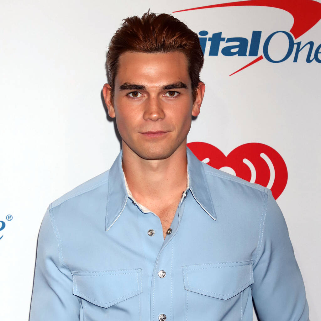 Apa Instagram Clara Berry : KJ Apa Instagram official model Clara Berry ...