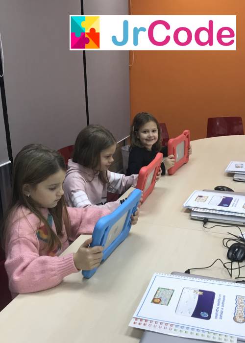 JrCode on Twitter: "Ovako je kod nas 💻😀 #Jrcode #školaprogramiranjazadecu #Scratch # ...