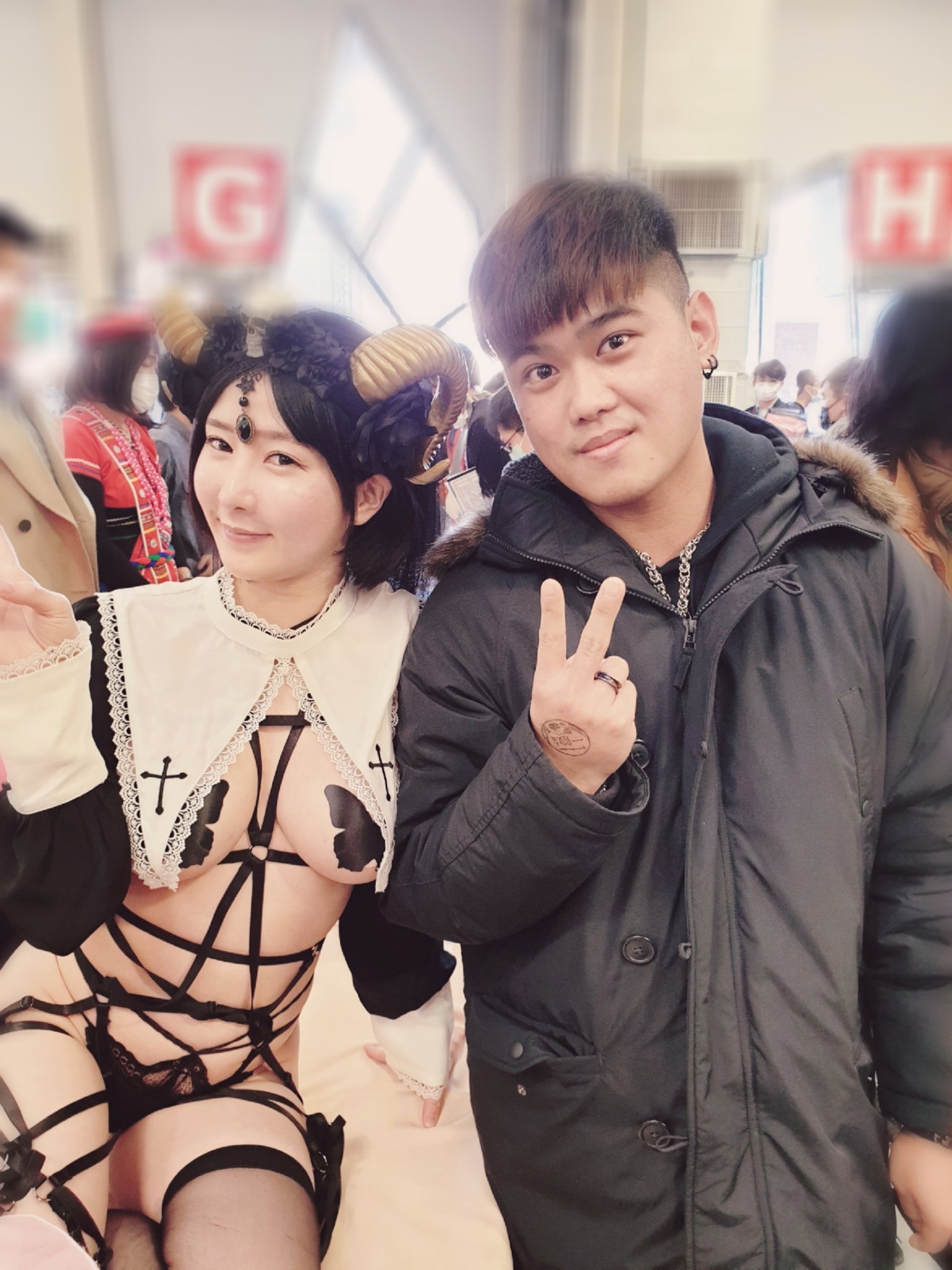 莫華杰 on Twitter: "昨天在台北FF35遇到了日本AV界的大聖母 J級 雨宮留菜R~~😂😂😂 雨宮本人真的很可愛又很性感唷!😝😝😝 跟粉絲互動真的很有禮貌又很溫柔R~😜😜😜 遭遇到 ...