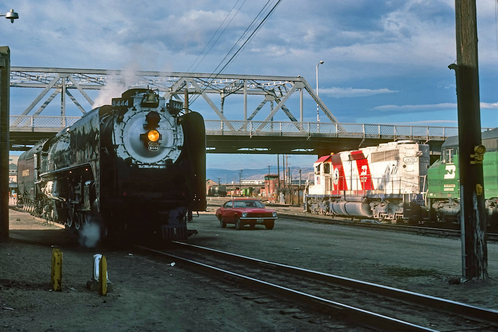 American-Rails.com on Twitter: "A Burlington Northern freight, led by SD40-2 #1876 in ...