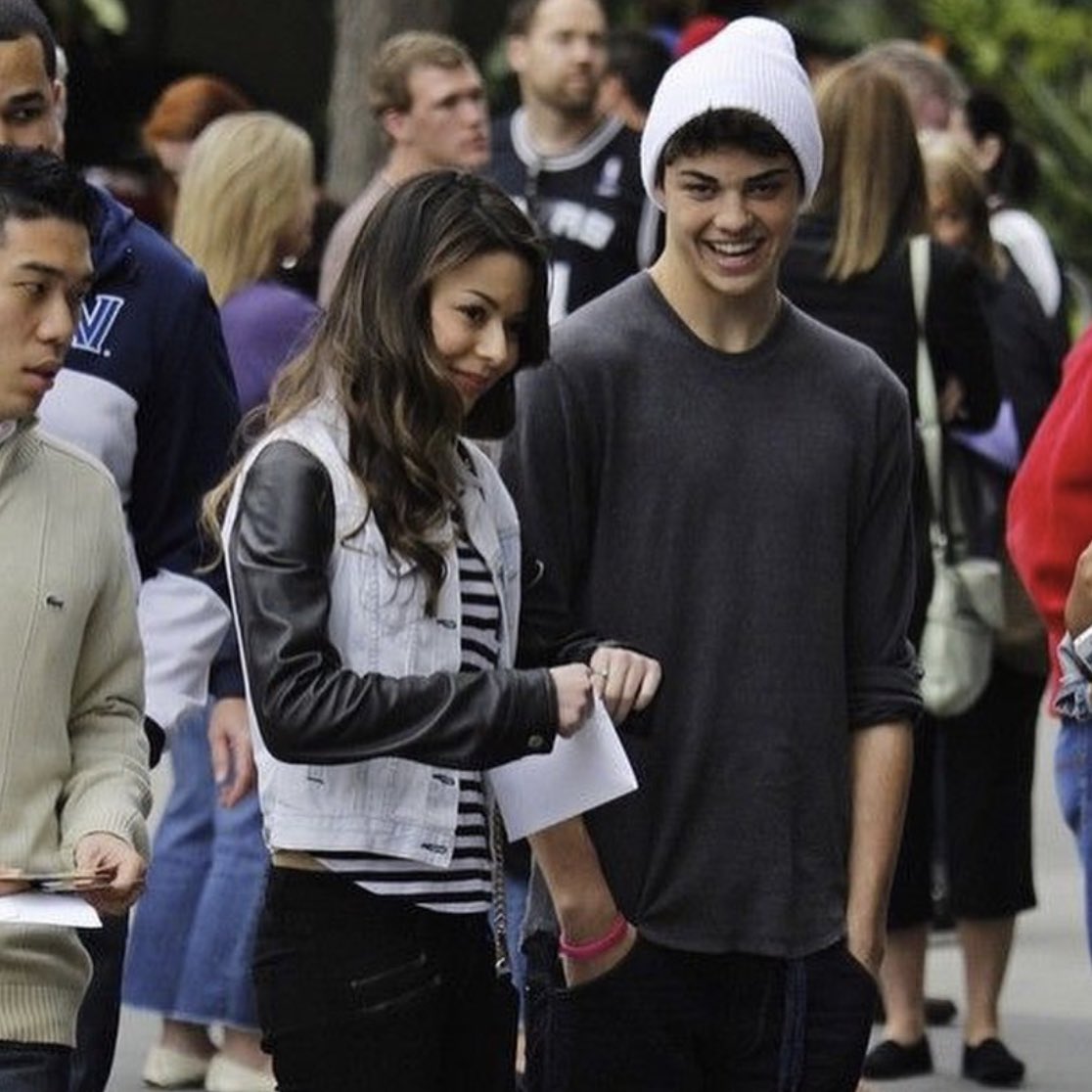 Miranda Cosgrove Dating