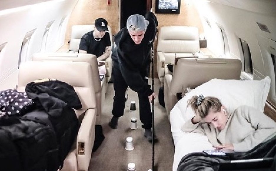 Inside Justin Bieber's extravagant private jet where he plays hockey ...