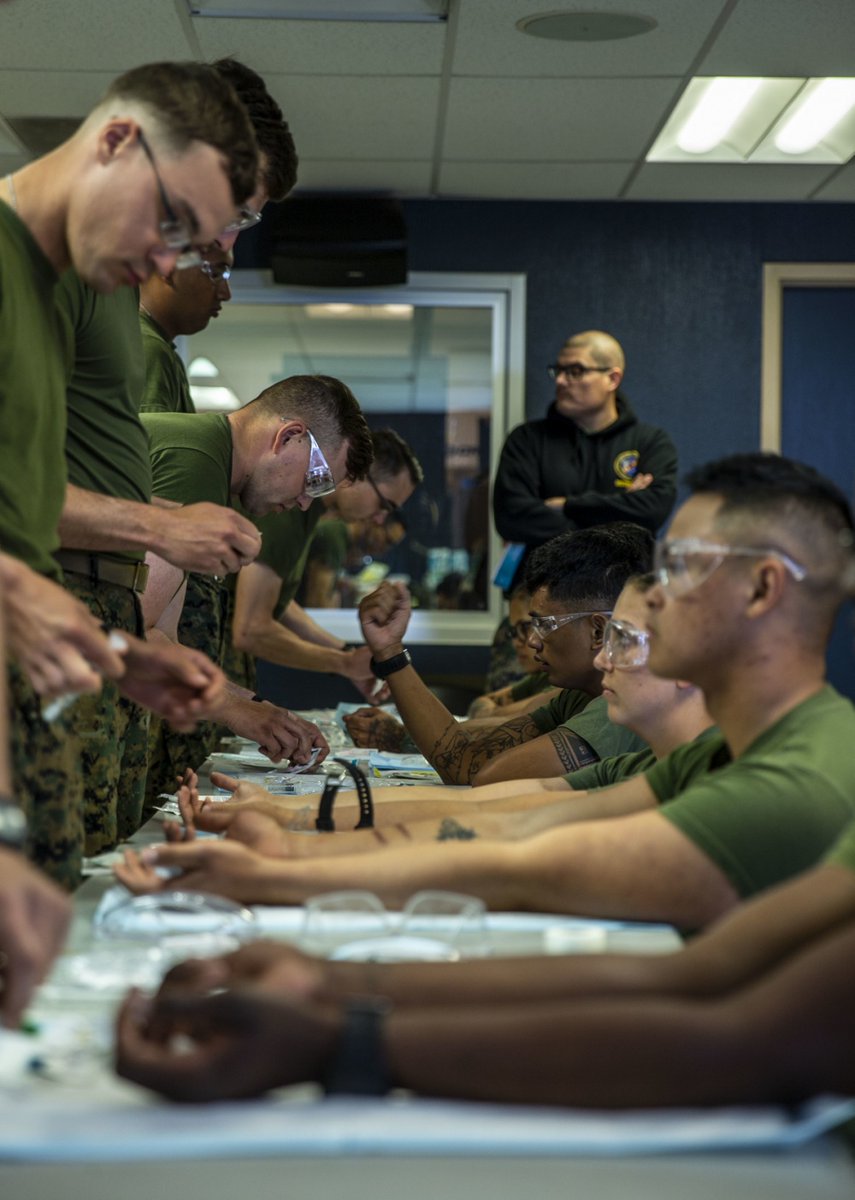 Sailors and Marines with Field Medical Training Battalion practice ...