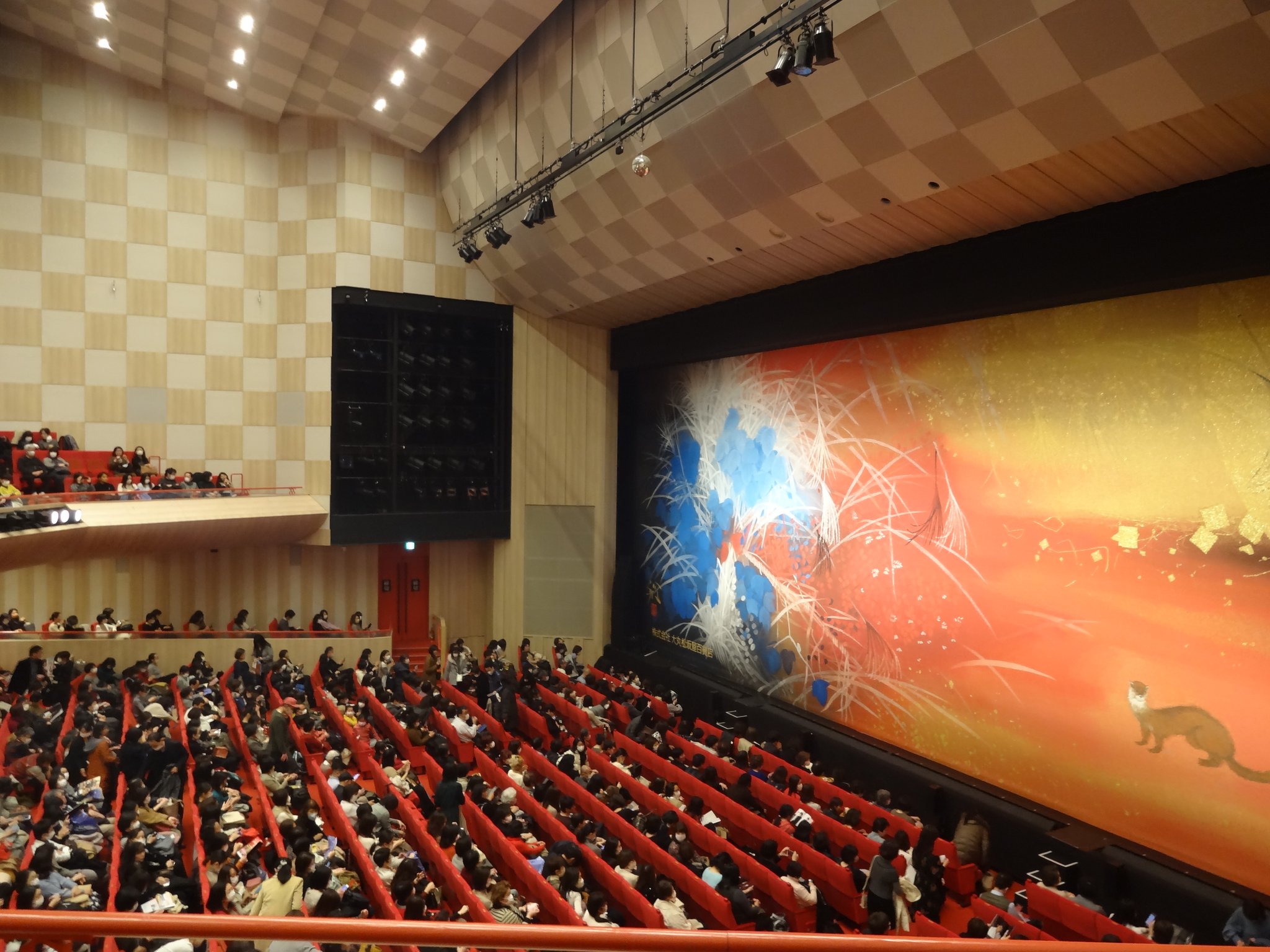 Ruby & Emmeline on Twitter: "3回目の御園座は初めての2階席、端ですがここ観やすいな。 月組のミュージカルロマン「赤と黒」は初演が1975年のドロドロの愛憎劇で ...