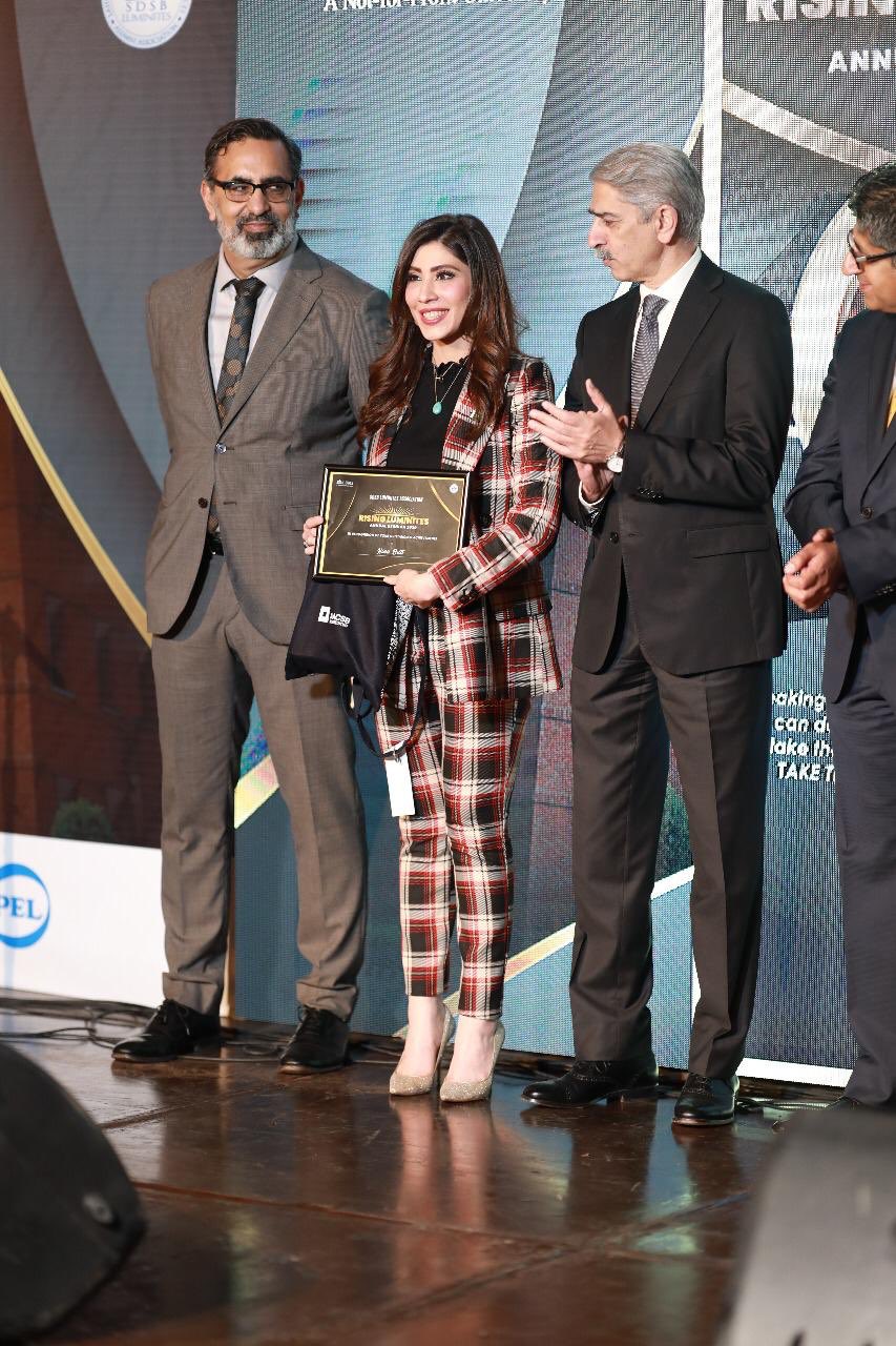 Hina Parvez Butt on Twitter: "لمز سے “Rising Luminite Award” وصول کرتے ہوئے…