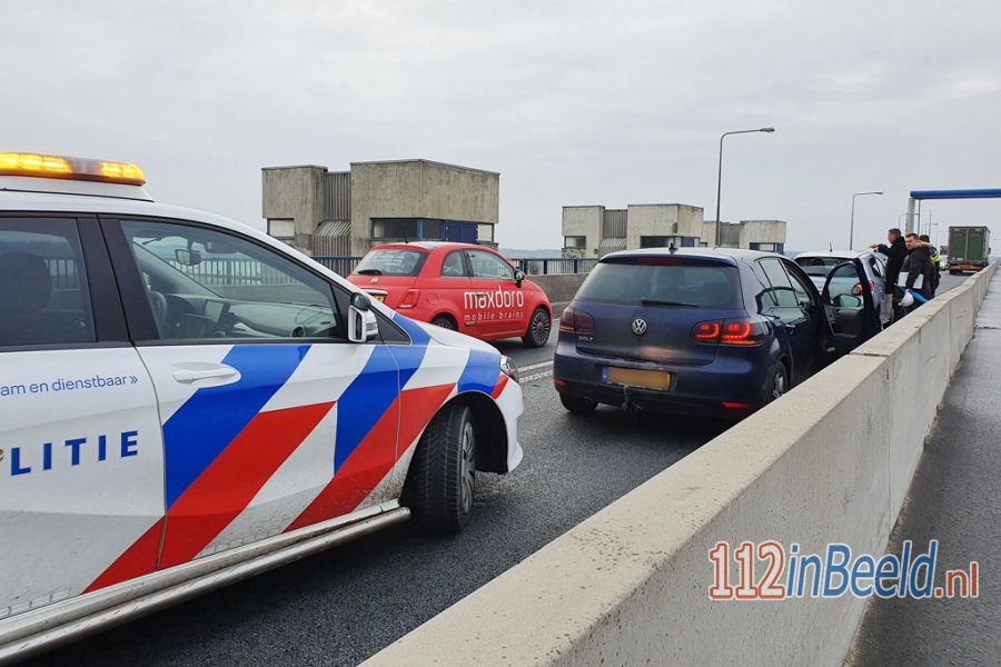Drie auto's betrokken bij kop-staartbotsing op de Nijkerkerbrug. 112 in Beeld. - Oozo.nl