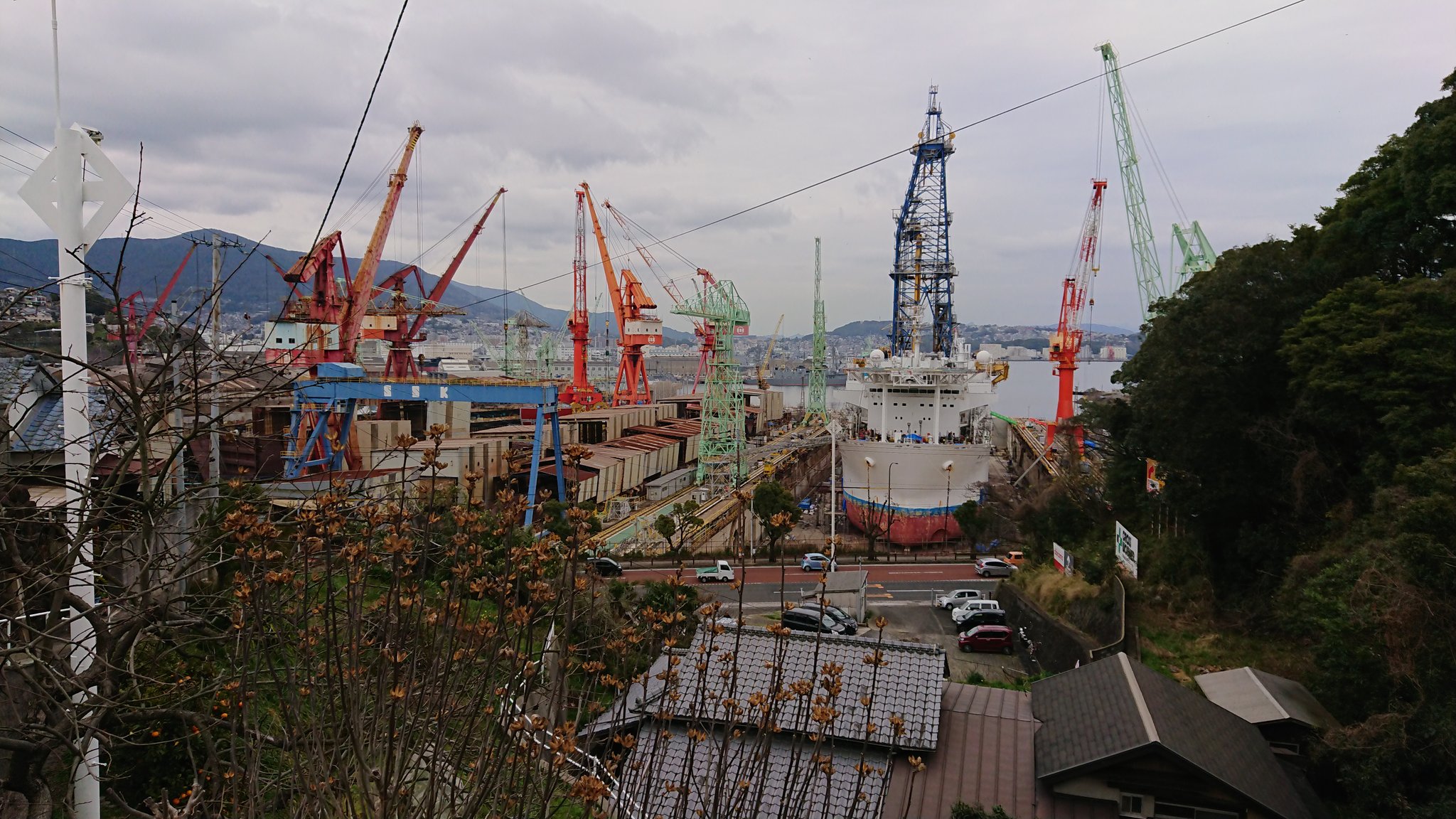 Nori on Twitter: "①「ちきゅう」どん。SSKで定期補修中のJAMSTEC地球深部探査船「ちきゅう」。ドライドック入渠中。左端と中央の白い柱にある菱形は、ドックに入渠する際の ...