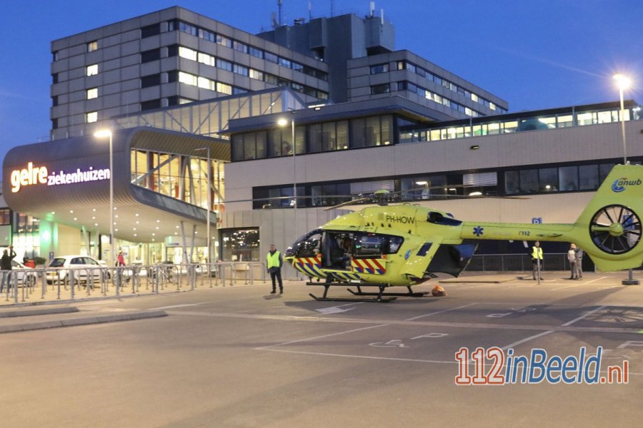 Corona patiënt overgebracht van Tilburg naar Gelre Ziekenhuis #Apeldoorn. 112 in Beeld. - Oozo.nl