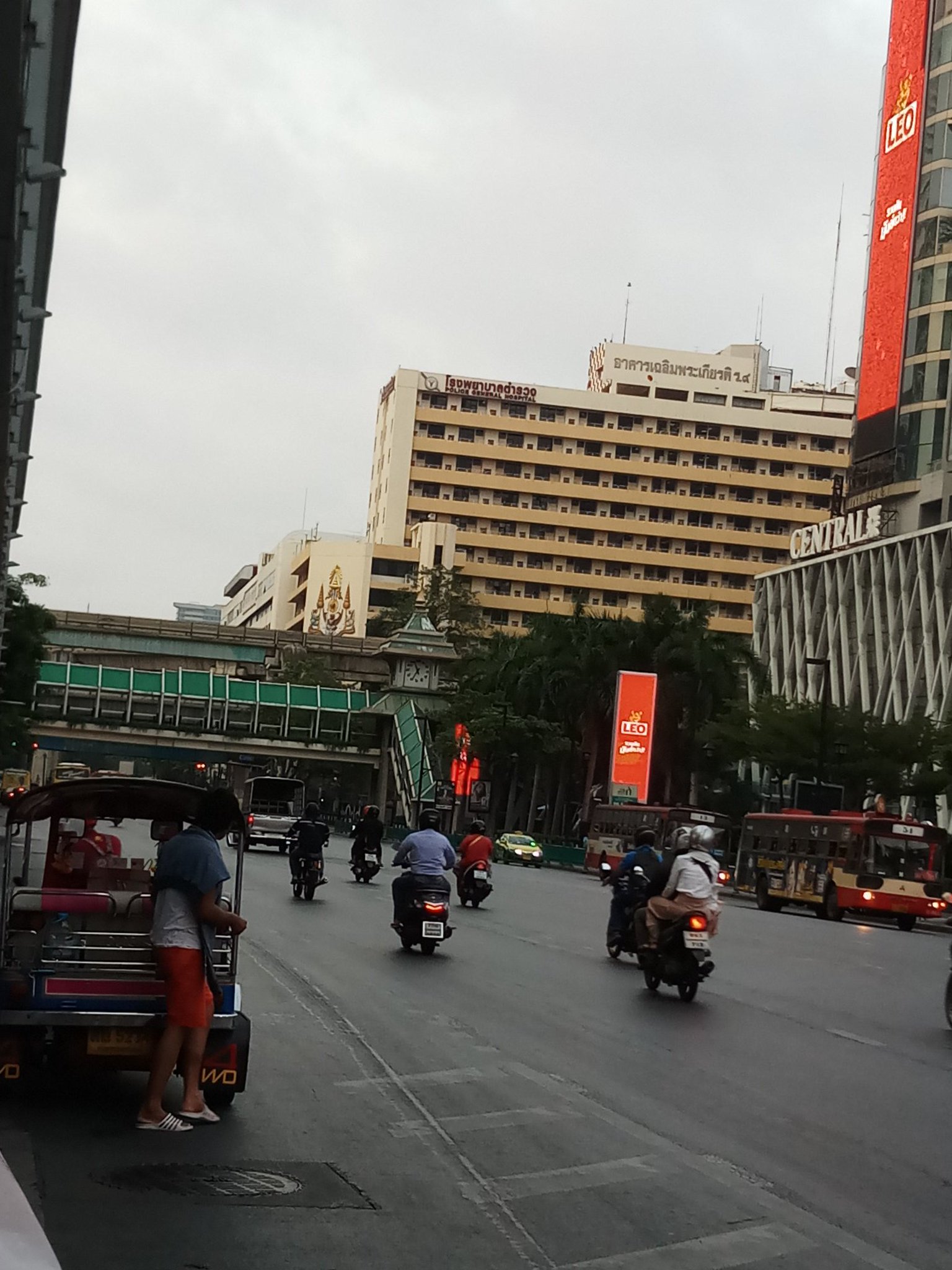 JS100 on Twitter: "RT @Ktkrid: @js100radio #แยกราชประสงค์ เช้าวันศุกร์ https://t.co/fcuHRDT4w9 ...