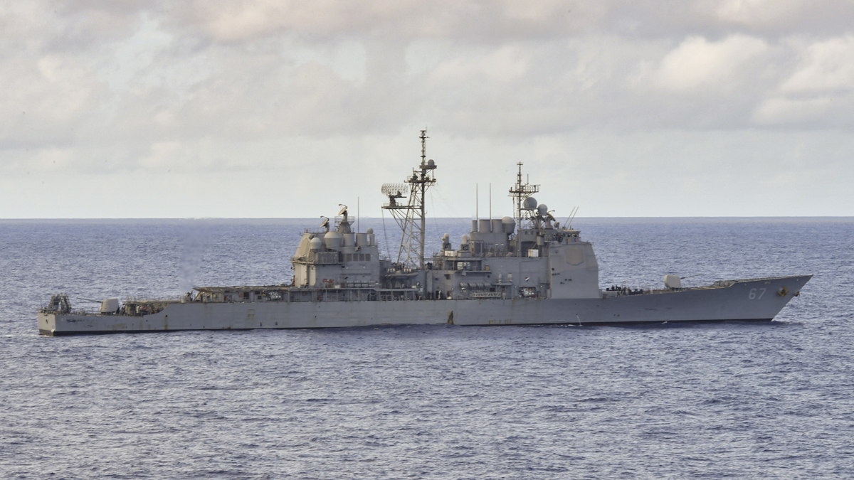 The forward-deployed USPacificFleet guided-missile cruiser USS Shiloh ...