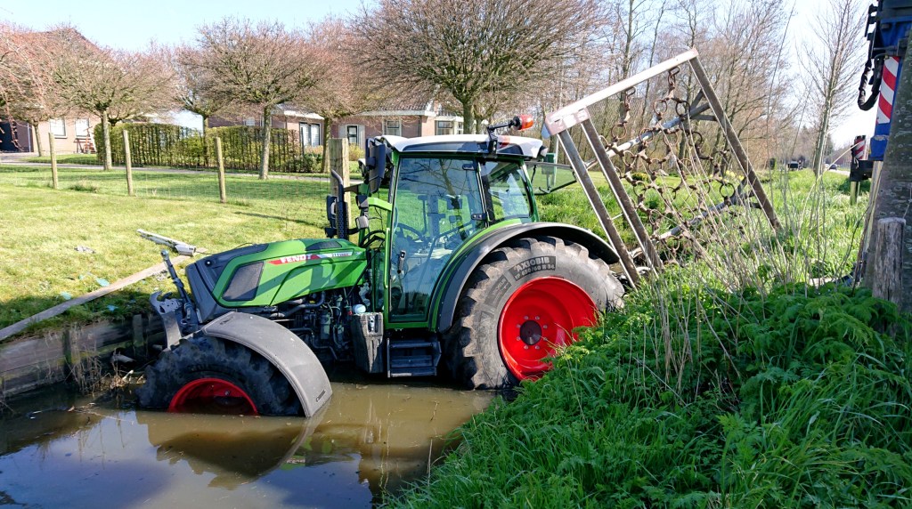 Trekker te water geraakt langs de Westerkerkweg in Venhuizen.. - Oozo.nl