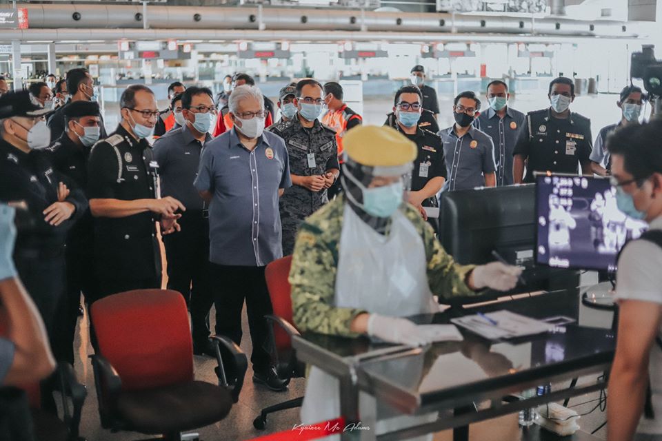 KDN🇲🇾 on Twitter: "MENTERI KDN TINJAU OPERASI KOMPLEKS CIQ BSI JOHOR YB Dato’ Seri Hamzah bin ...