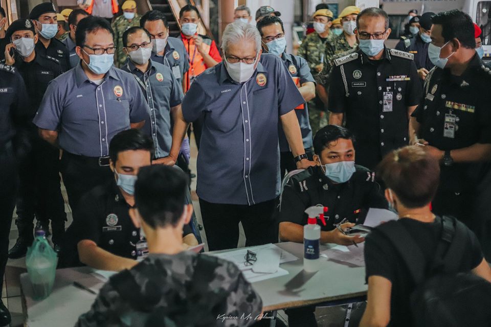 KDN🇲🇾 on Twitter: "MENTERI KDN TINJAU OPERASI KOMPLEKS CIQ BSI JOHOR YB Dato’ Seri Hamzah bin ...