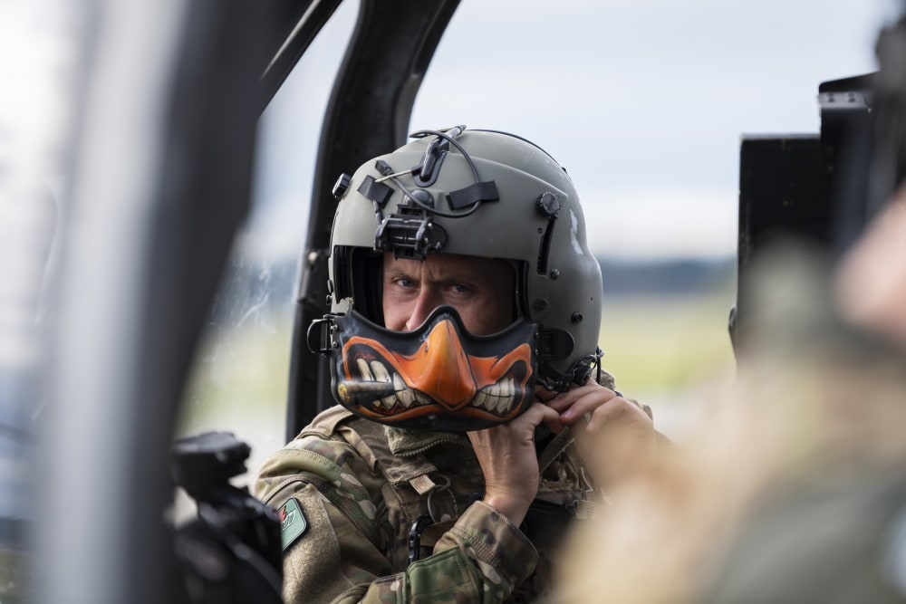 ‘It’s like our warpaint’— Why some Black Hawk crew chiefs paint their ...