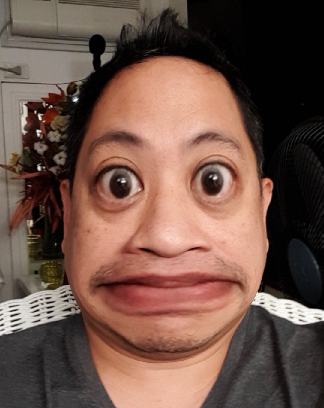 Malaki Mata Memes Ang Unggoy Na Malaki Ang Mata Nakatitig Sa Camera,