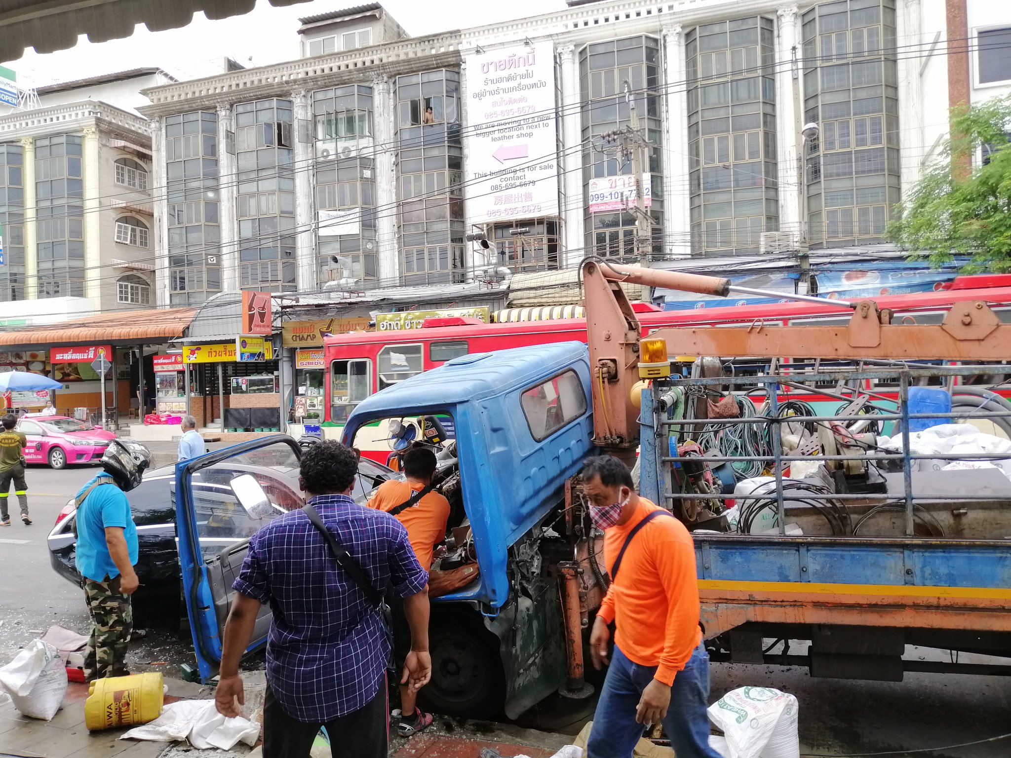 JS100 on Twitter: "RT@JakSirinan : #อุบัติเหตุ #ถนนประชาอุทิศ บริเวณหน้าหมู่บ้านเกศินีวิลล์ รถ ...