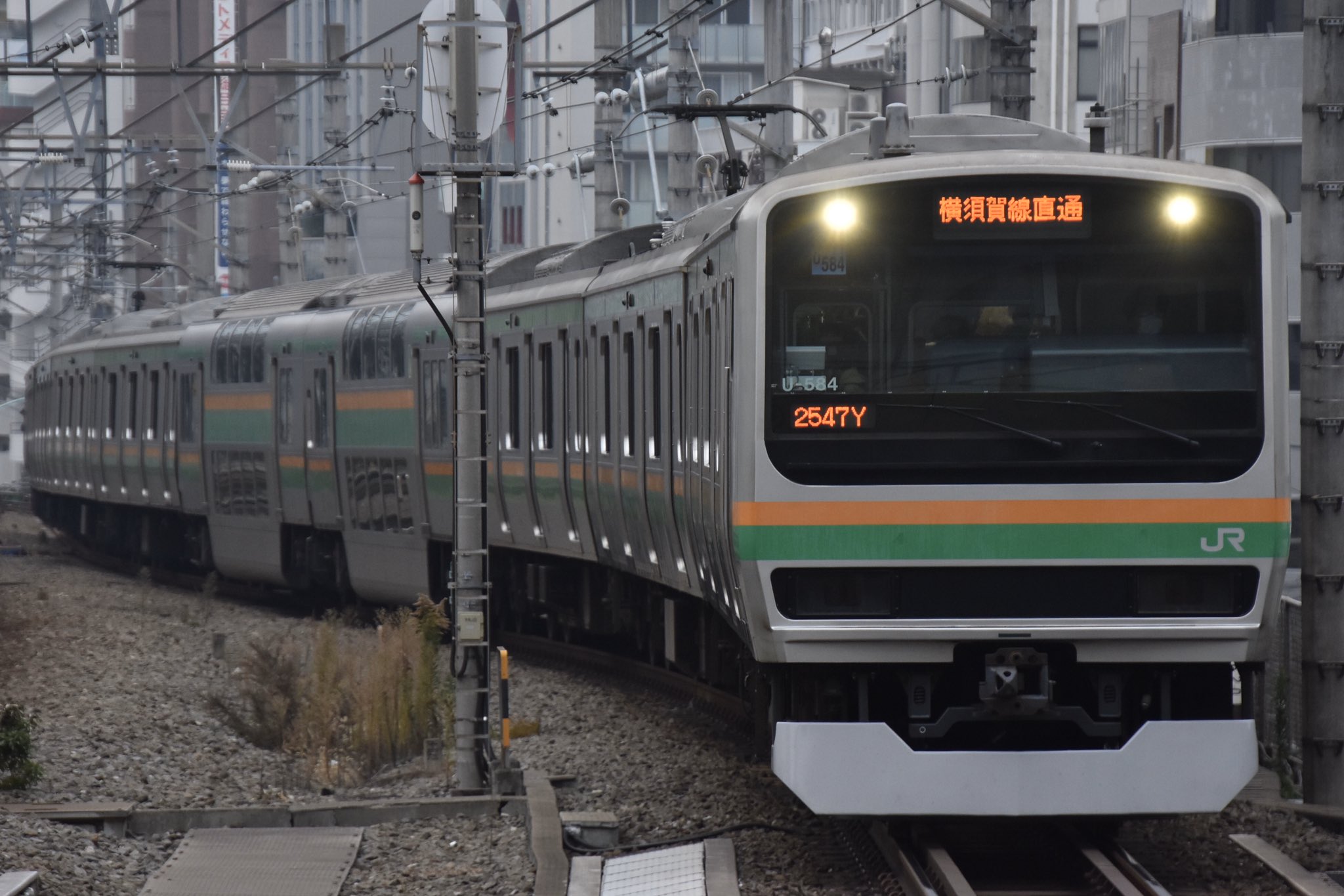 五月雨快速 on Twitter: "2019.12.17 2547Y 普通 逗子行き E231系ﾔﾏU-584編成 過去ネタから1枚。E235系配給の練習電でしたが、直前でハイビームにされ ...