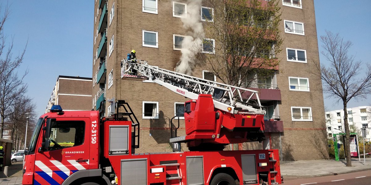 Veel hulpdiensten ter plaatse bij woningbrand (opgeschaald naar grote ...