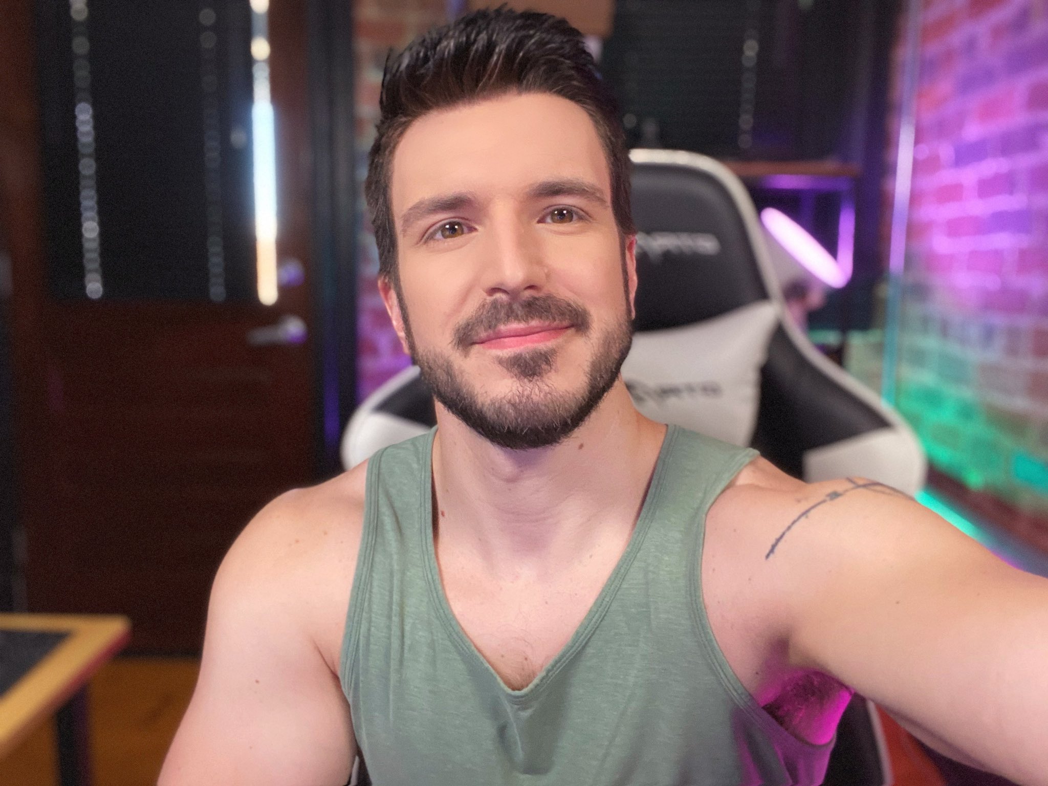 JustinPlus on Twitter: "i’m experiencing the most intense whiplash going back and forth between ...