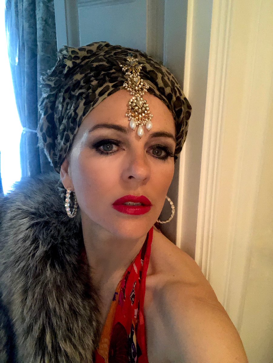 Liz Hurley - Starporträt, News, Bilder | GALA.de