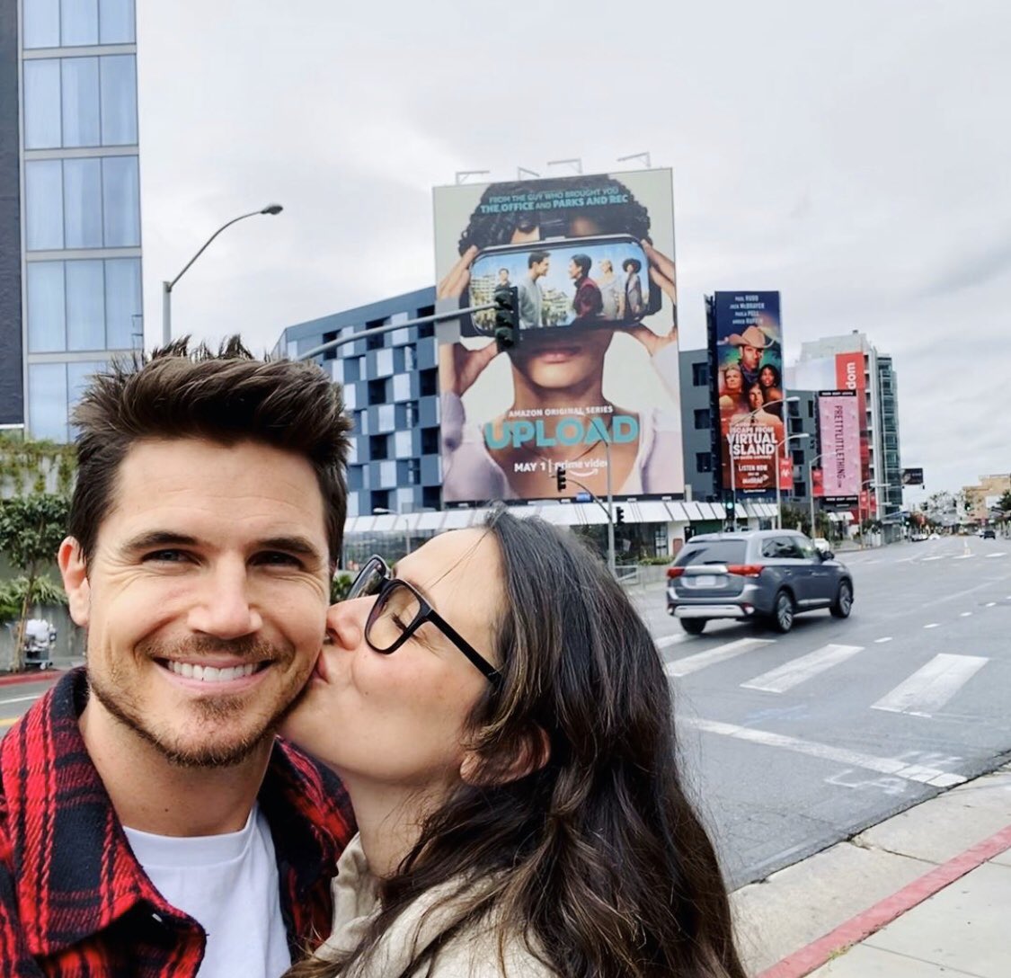 Italia Ricci And Robbie Amell Kiss