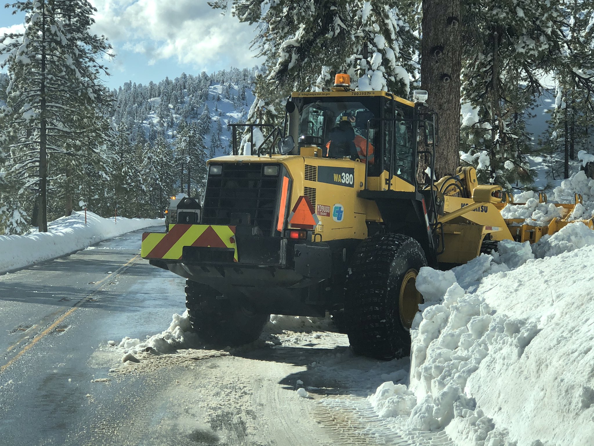 Caltrans District 7 on Twitter: "Our Mt. Chilao crew at work clearing snow slides from Angees ...