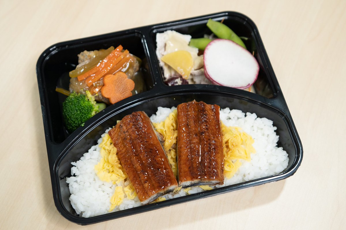 spin9 on Twitter: "ข้าวหอมนิล+กุ้งลายเสือคั่วเกลือ เสิร์ฟพร้อมผักสี่สี เตรียมโดยเชฟปรัชญา ธรรมาน ...