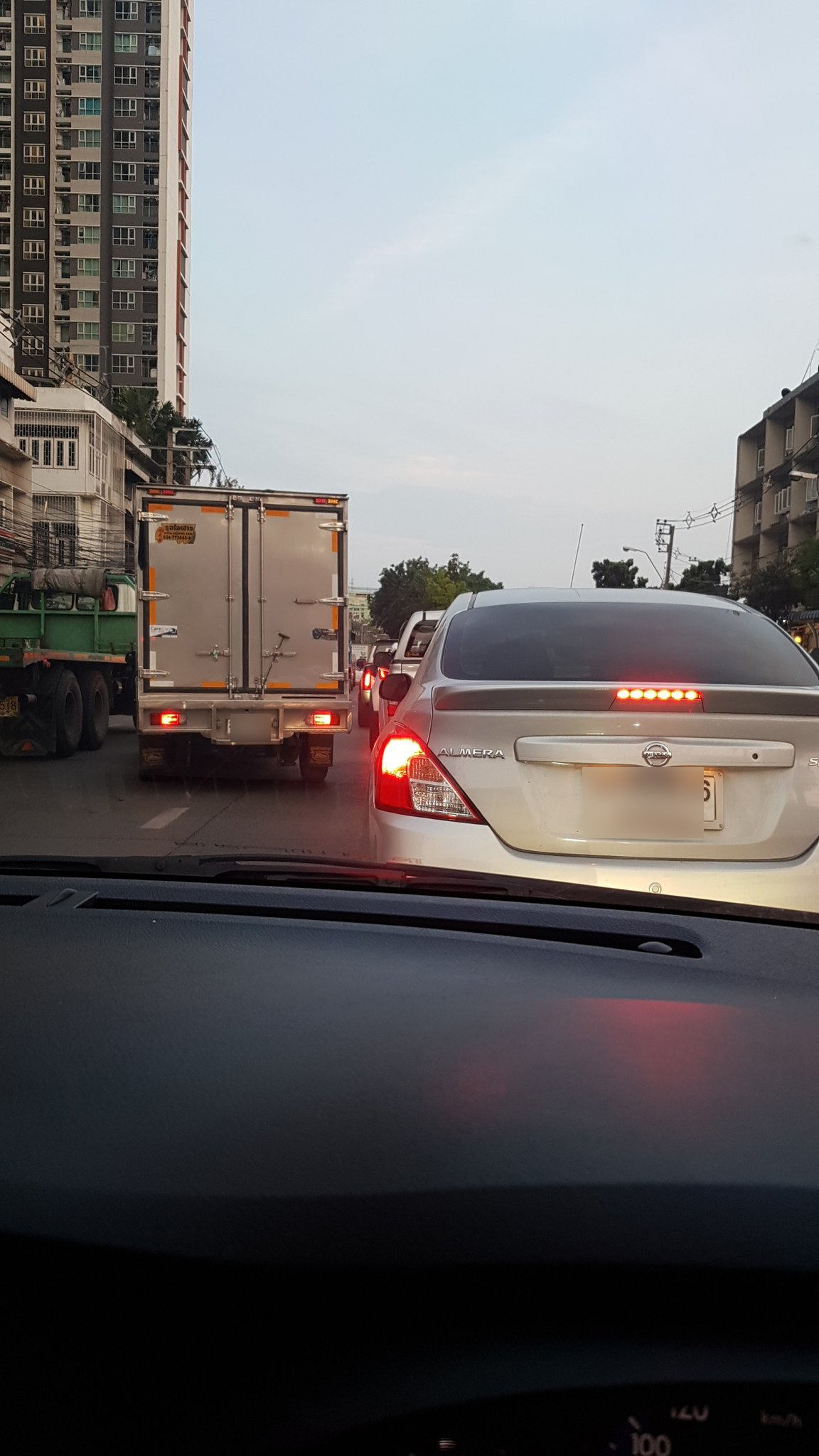 JS100 on Twitter: "RT@MikijungS #แยกกล้วยน้ำไท ไปทางหน้า ม.กรุงเทพ หน้าท่าเรือ รถติดขัดไม่ขยับ ...