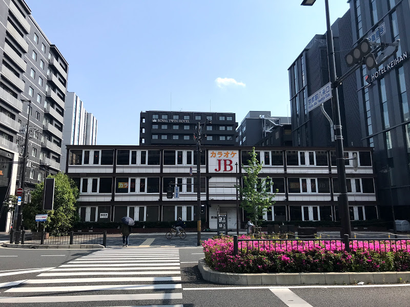 kyoto1192.com on Twitter: "美しいツツジの向こうの #カラオケJB を 目に焼き付けて下さい。 裏手にあった #インターネットカフェOWL京都駅八条口店 が閉店して ...