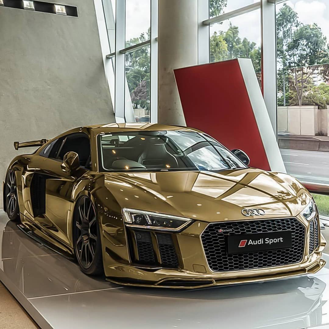Audi R8 Spyder Gold