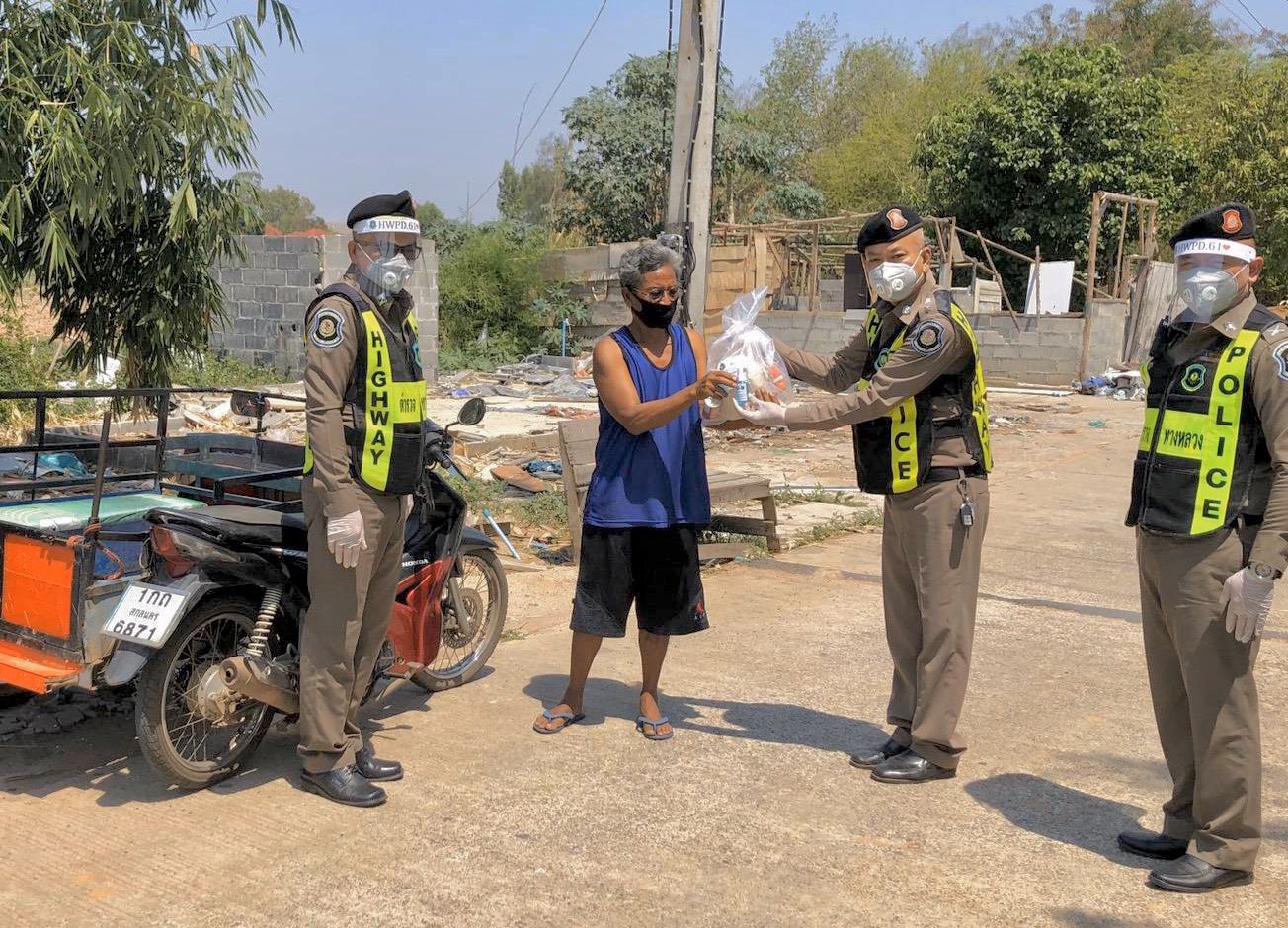 JS100 on Twitter: "RT@NewsFreelance1 #ตำรวจทางหลวงโคราช ส่งความห่วงใยและคิดถึงชาวบ้านโชคชัย ร่วม ...