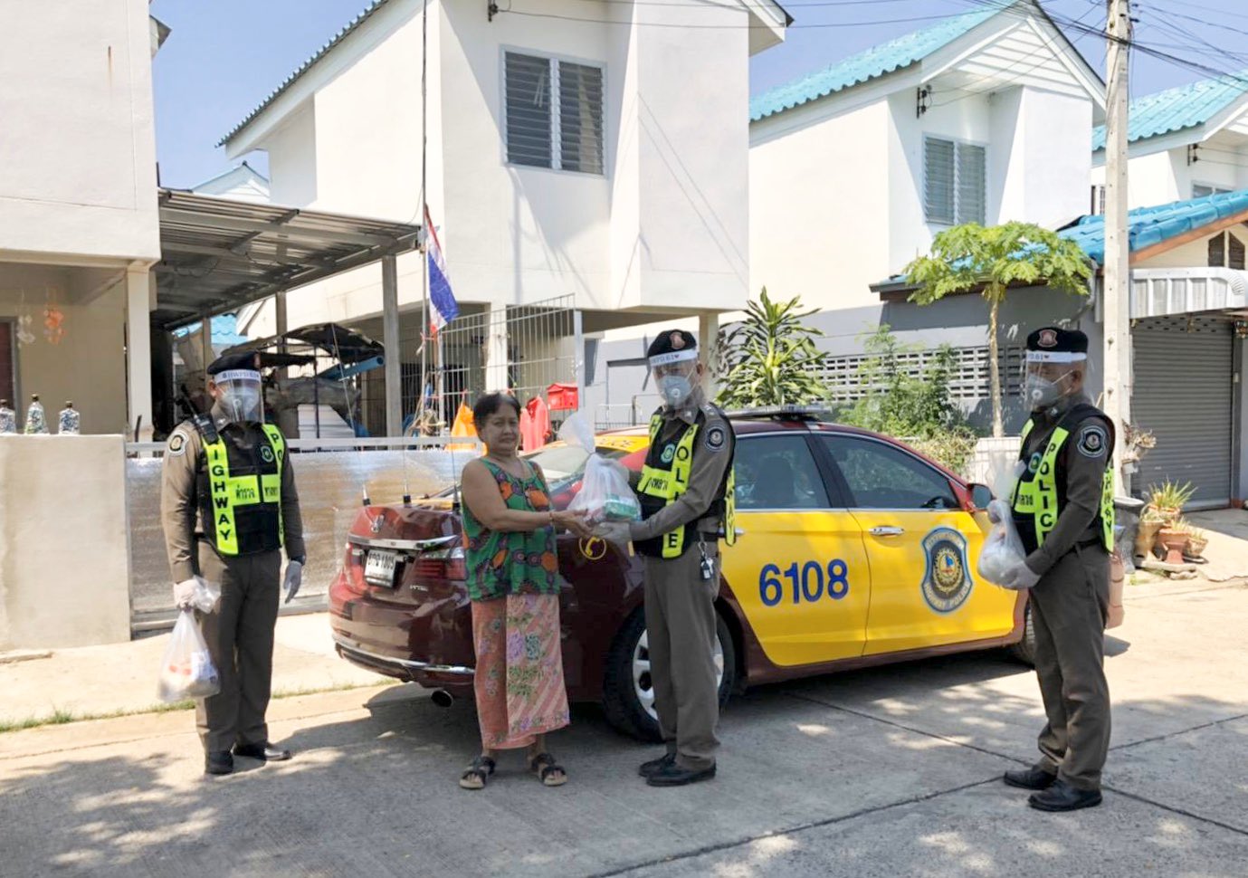 JS100 on Twitter: "RT@NewsFreelance1 #ตำรวจทางหลวงโคราช ส่งความห่วงใยและคิดถึงชาวบ้านโชคชัย ร่วม ...