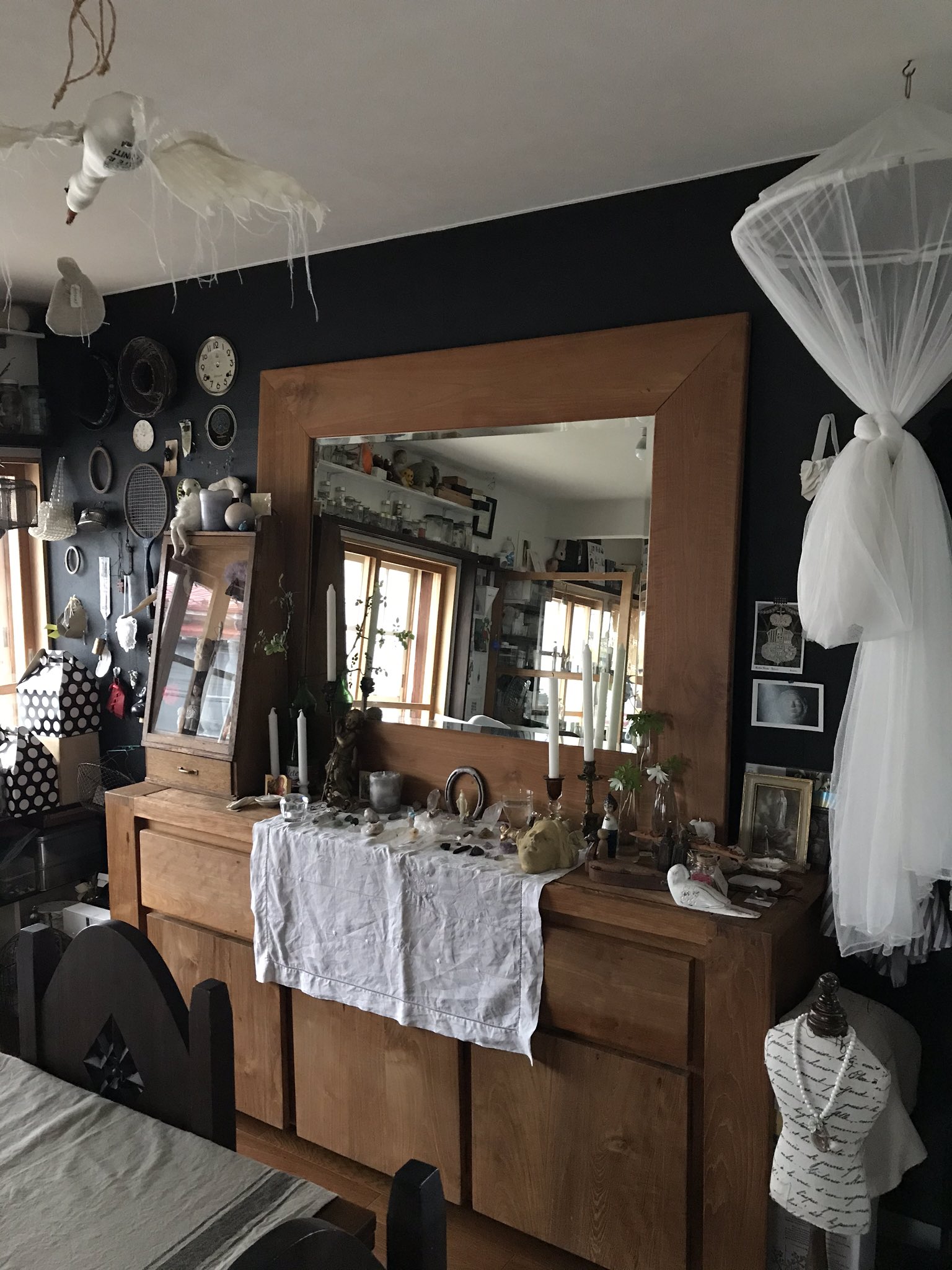 atelier-fiore on Twitter: "#函館の部屋充 アトリエfioreの2階の作業したり教室したりしてる部屋のドレッサー周りがお気に入り。 大きい鏡は古材で出来てます。…